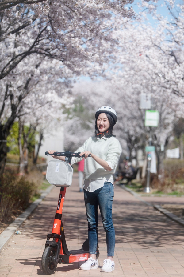 Neuron Mobility to Introduce a New e-scooter Equipped with Helmet ...