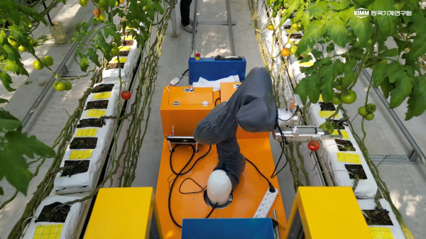 Robot Team of Two Works Together to Pick, Transport Fruit - Businesskorea