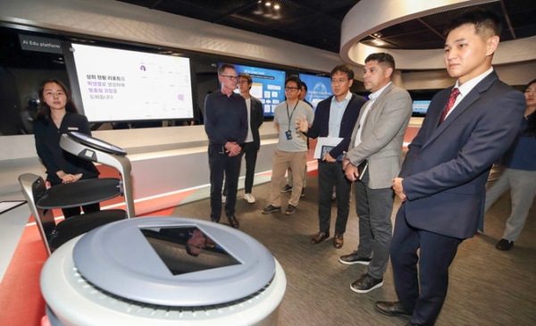 KT Advances Mega AI ‘Mi:dm’ in Collaboration with Canada’s Vector ...