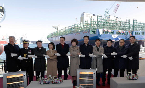 1만3000TEU급 컨테이너선 ‘HMM 가닛호’ 명명식 - Businesskorea